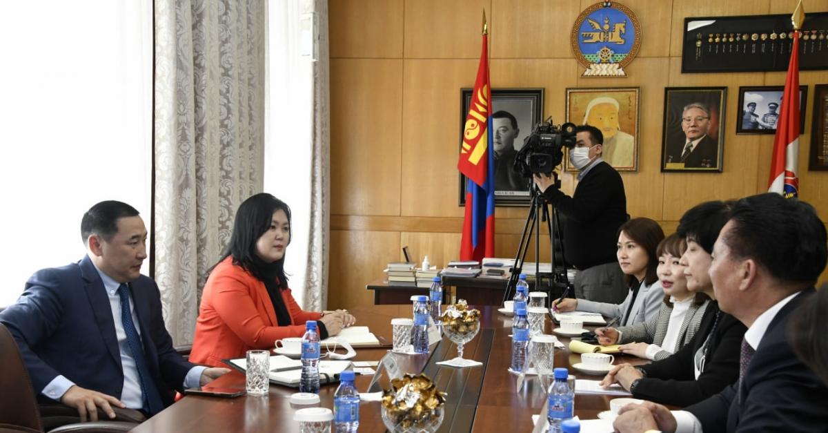 Улсын Их Хурлын гишүүн Ж Мөнхбат Г Мөнхцэцэг нар БНСУ ын Үндэсний Ассамблейн гишүүн Ким Ён Жү г